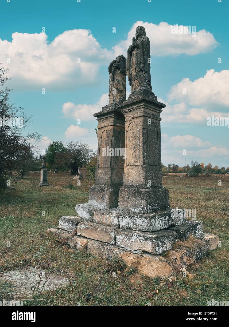 Headless angel statue grave hi-res stock photography and images - Alamy