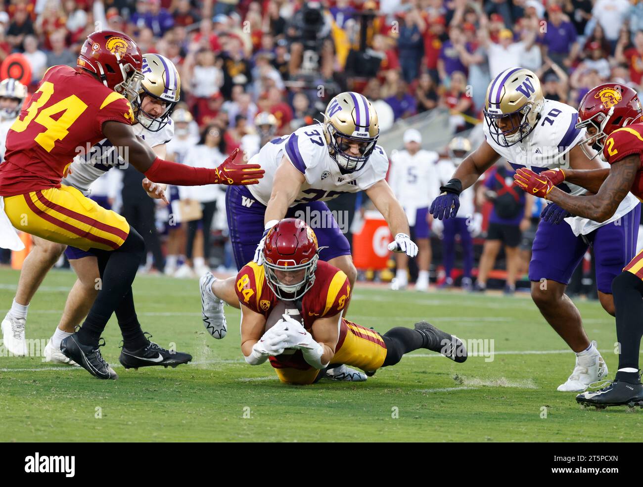 November 4, 2023 USC Trojans tight end Carson Tabaracci (84) recovers a ...