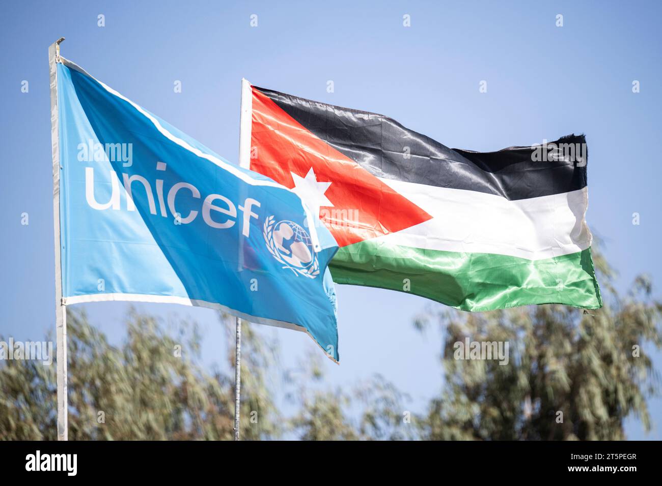 Saatari, Jordan. 06th Nov, 2023. A unicef (l) and Jordanian flag wave ...