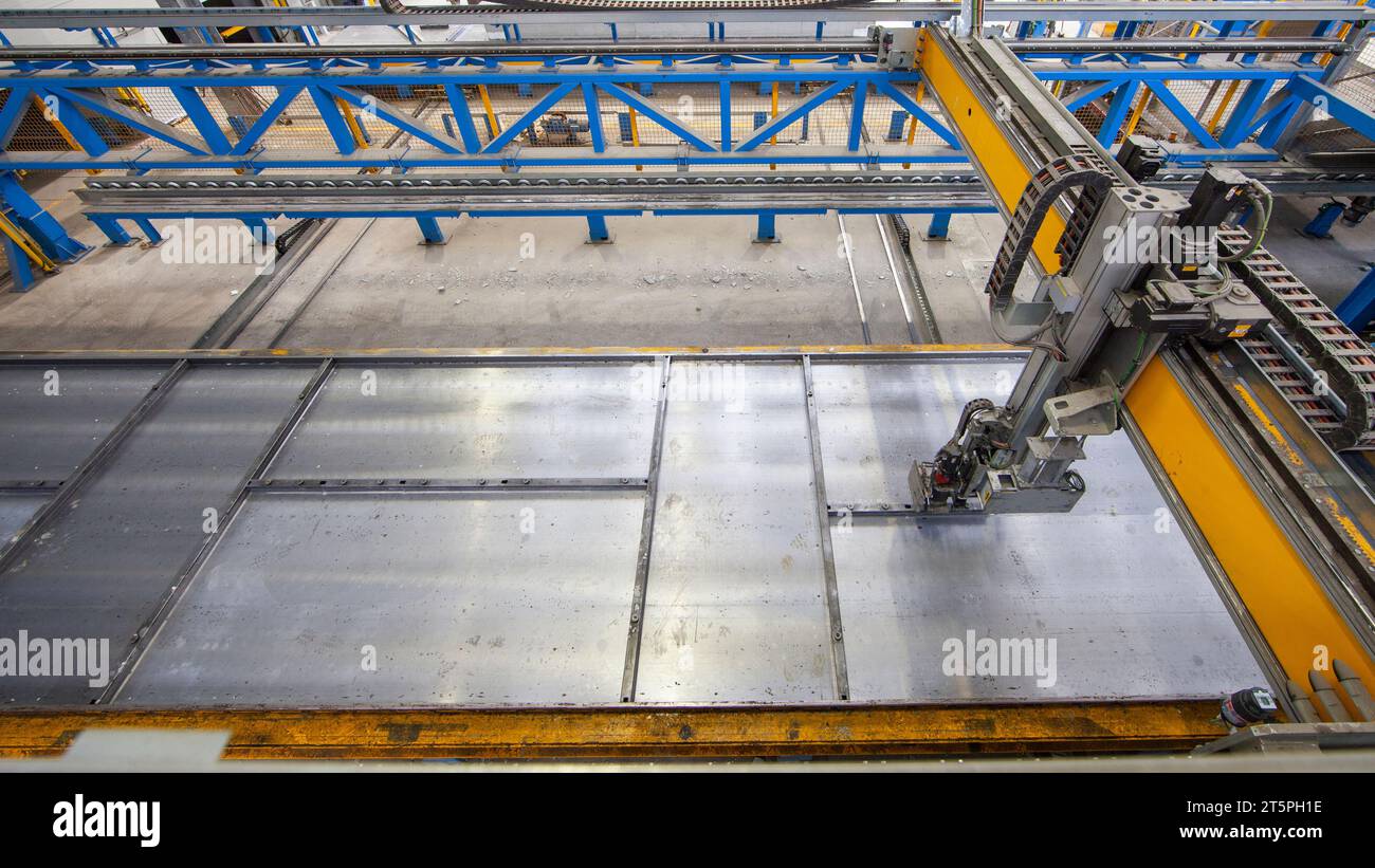 Shuttering robot in a pallett circualation plant for precast concrete ...