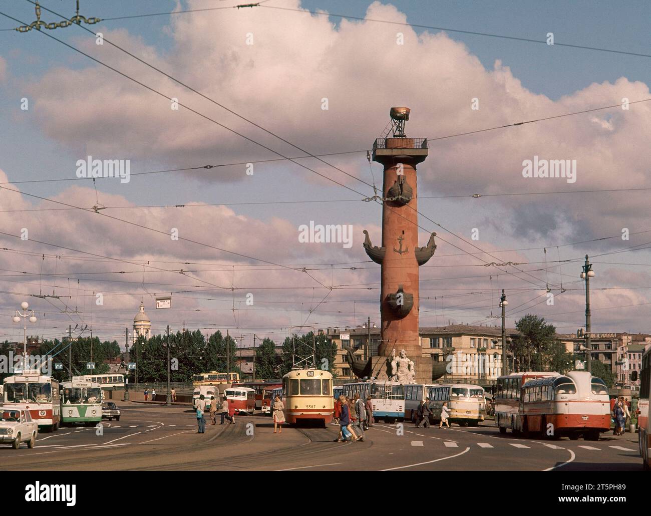 COLUMNA ROSTRAL SITUADA EN LA PUNTA ORIENTAL DE LA ISLA VASILEVSKIJ ...