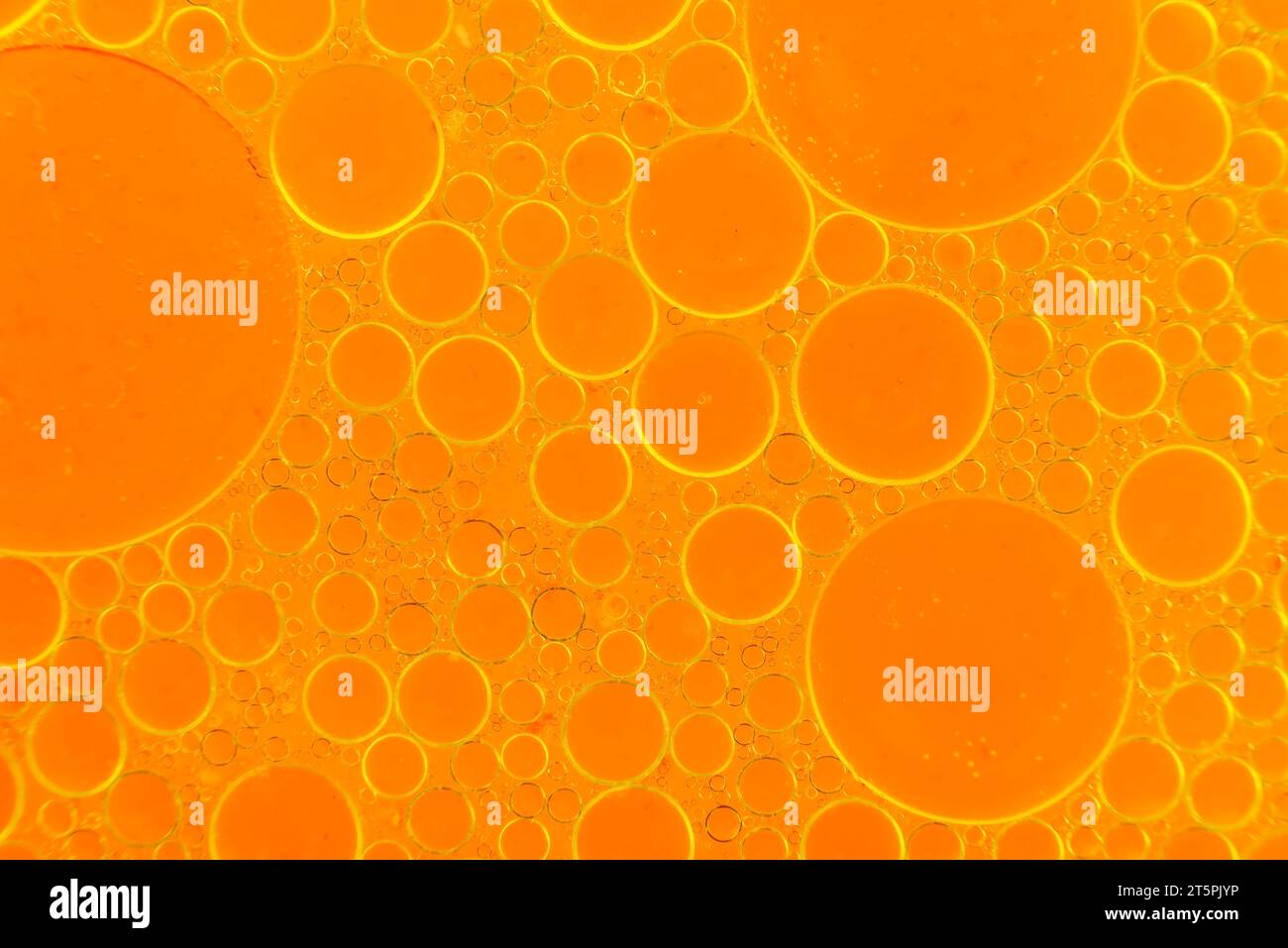 Vegetable oil texture. Oil bubbles in water Stock Photo - Alamy