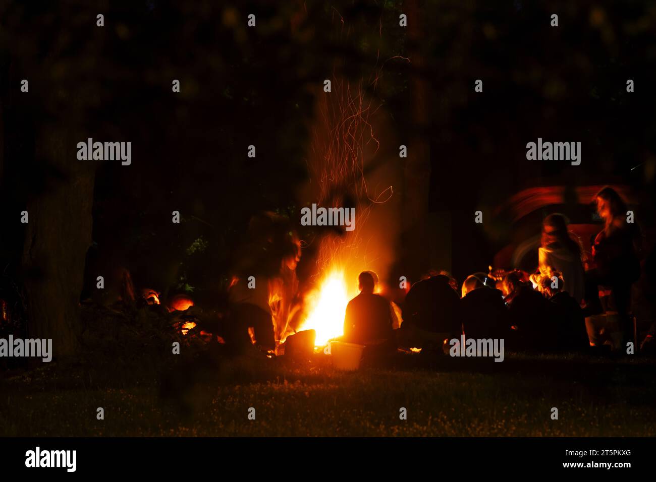 People around a bonfire hi-res stock photography and images - Alamy