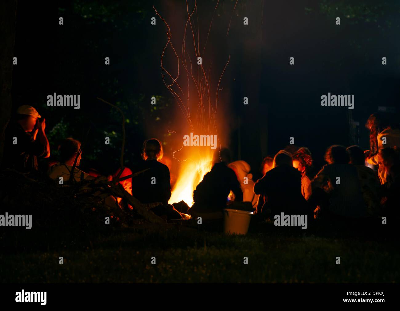 People around a campfire hi-res stock photography and images - Alamy