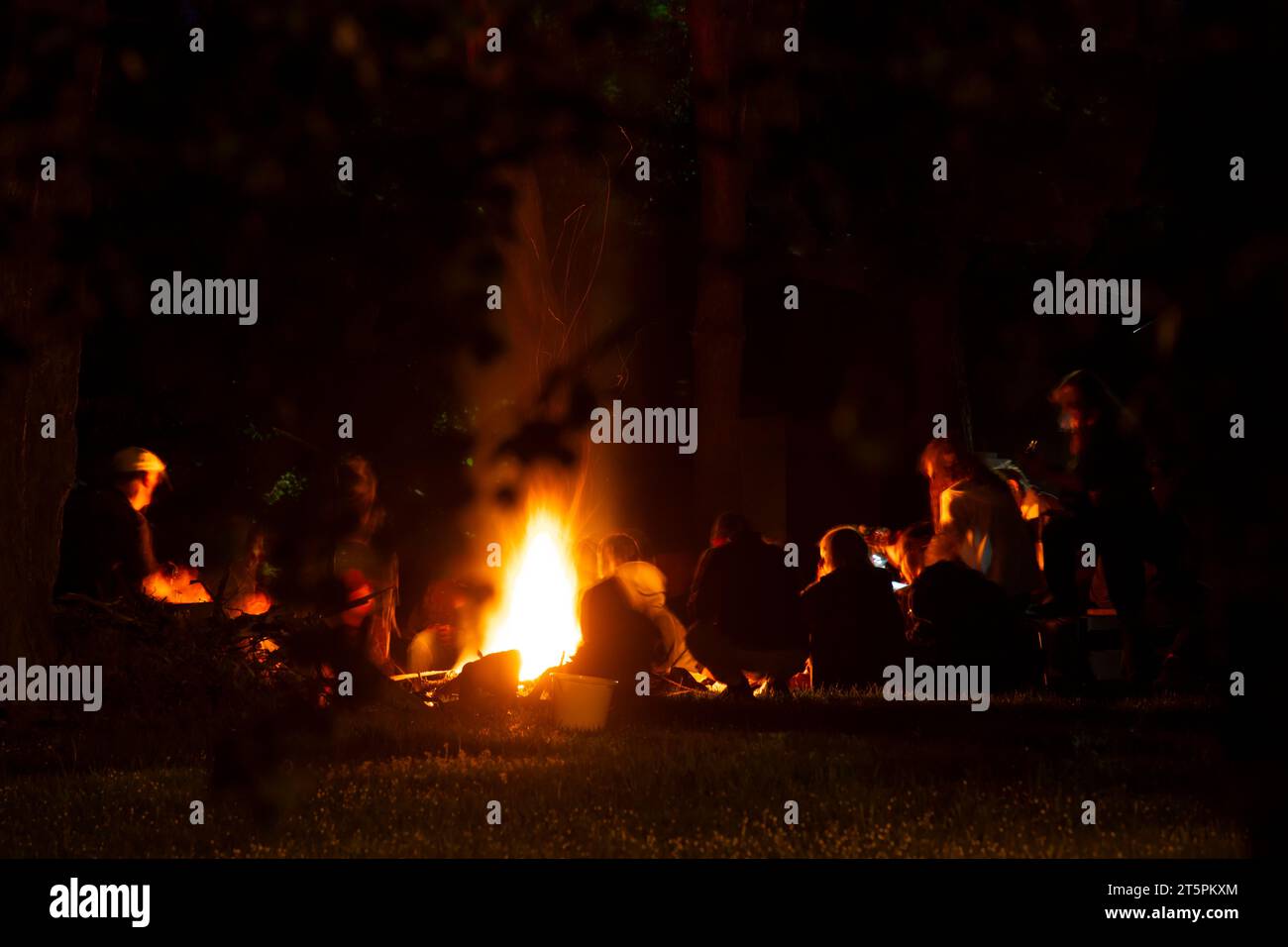 People around a bonfire hi-res stock photography and images - Alamy