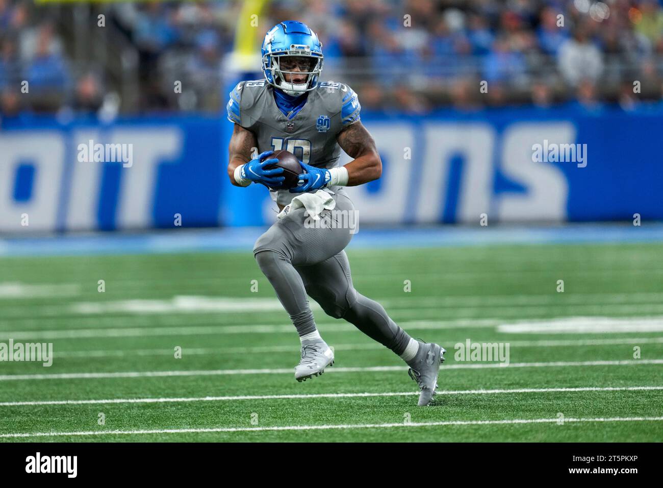 Detroit Lions running back Craig Reynolds (13) runs the ball against ...