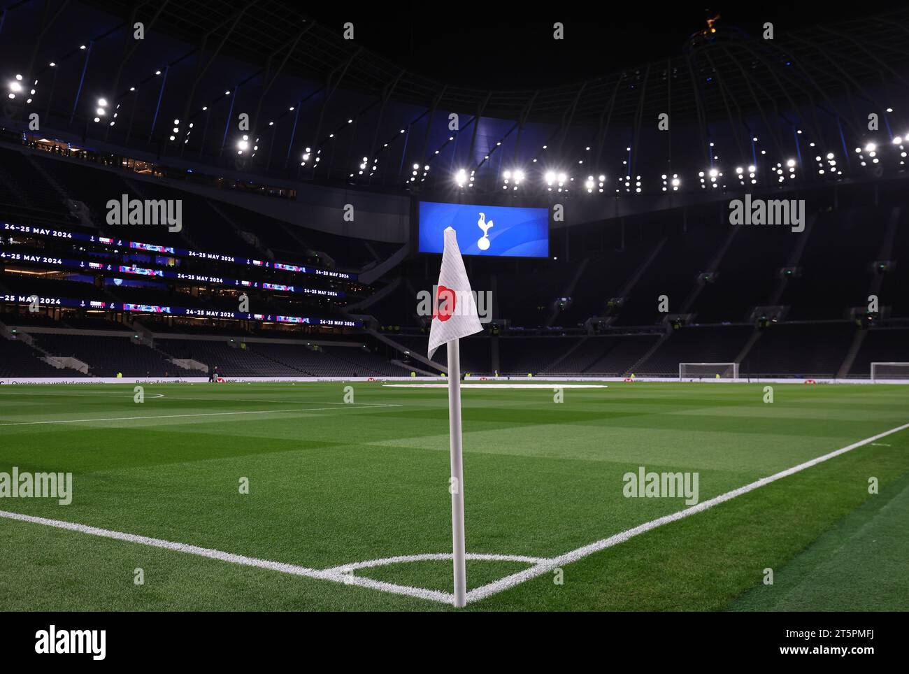 Tottenham hotspur flag hi-res stock photography and images - Alamy