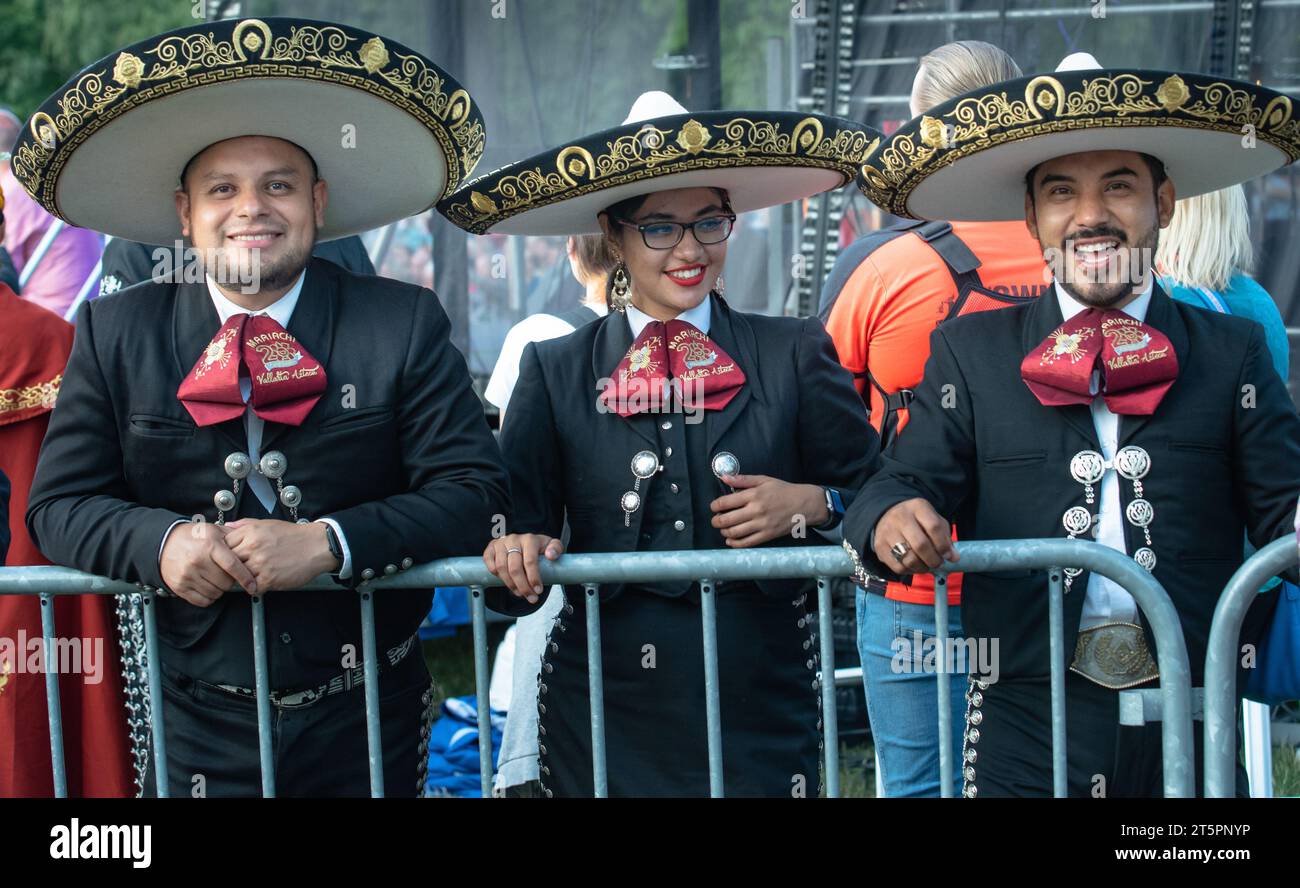 Mexican mariachi band in traditional mariachi costumes Stock Photo - Alamy