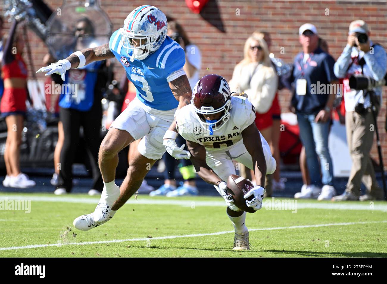 Texas A&M wide receiver Ainias Smith (0) catches a pass past ...
