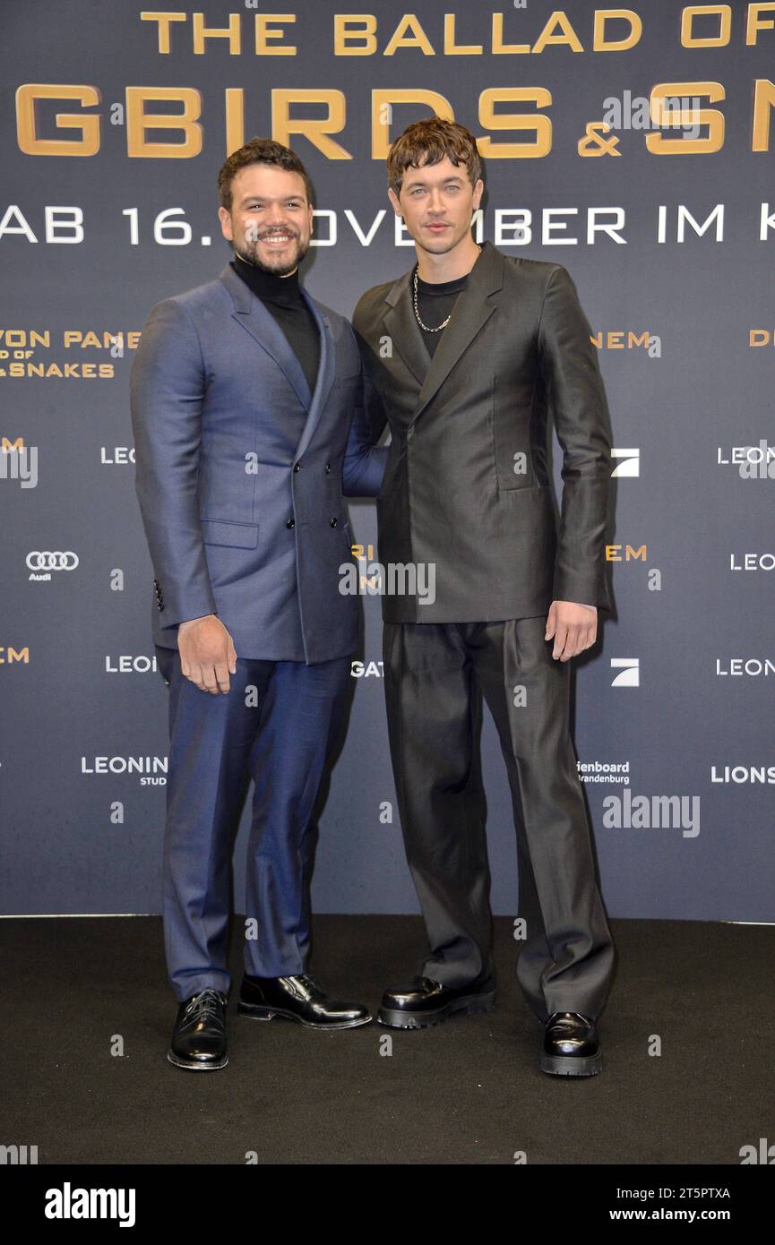 Josh Andres Rivera und Tom Blyth/Premiere des Kinofilms Die Tribute von ...