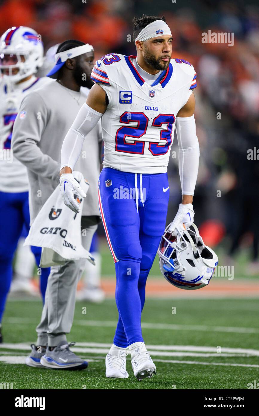Buffalo Bills safety Micah Hyde (23) warms up on the field before an ...