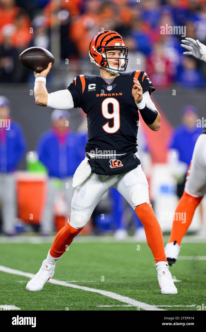 Cincinnati Bengals quarterback Joe Burrow (9) throws downfield during ...