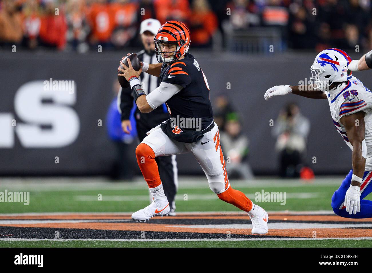 Cincinnati Bengals quarterback Joe Burrow (9) runs down the field ...