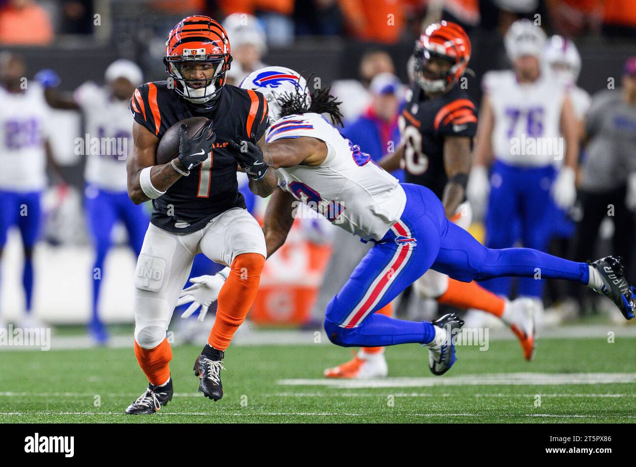 Cincinnati Bengals wide receiver Ja'Marr Chase (1) runs past Buffalo ...