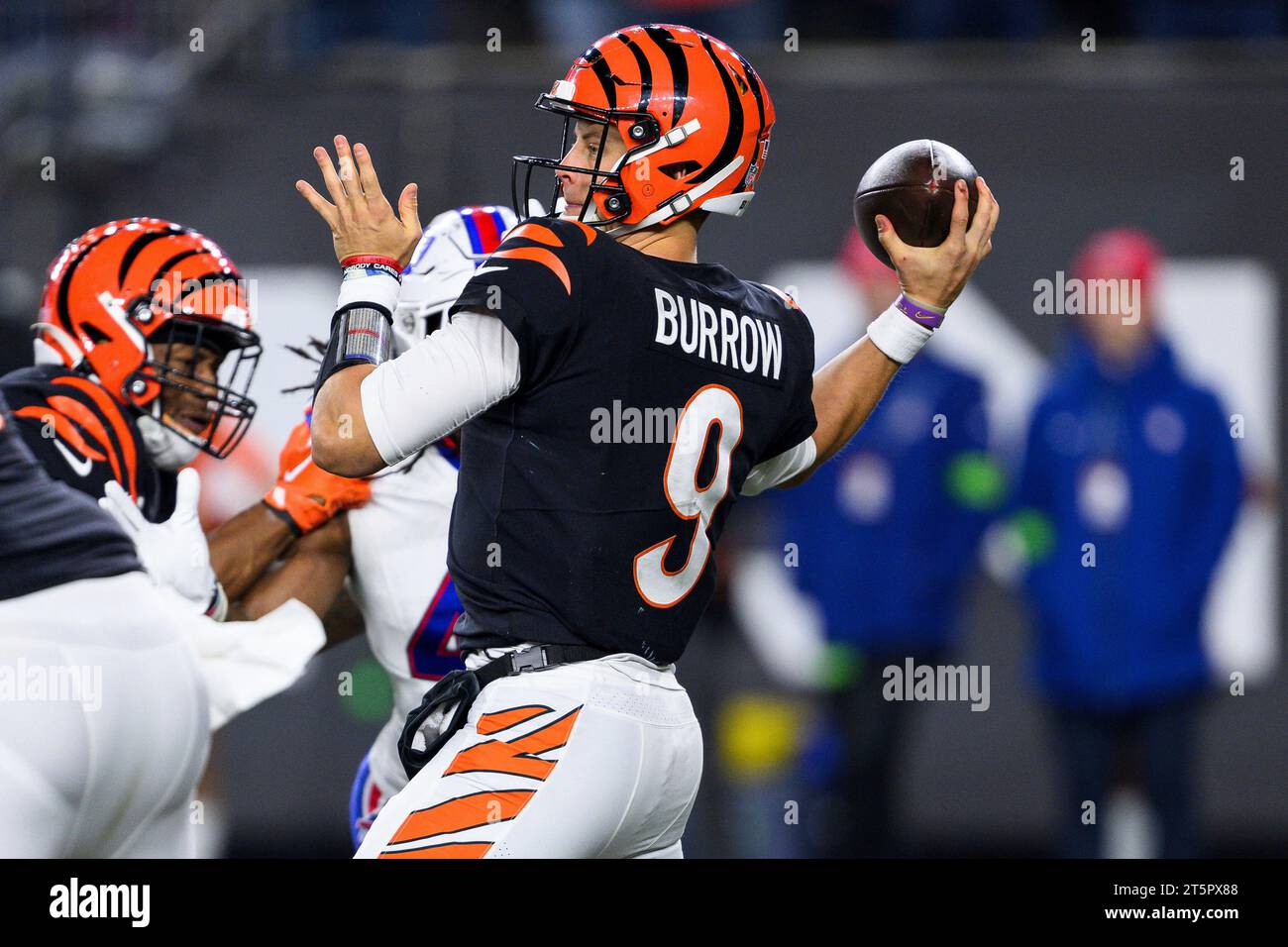 Cincinnati Bengals quarterback Joe Burrow (9) throws downfield during ...