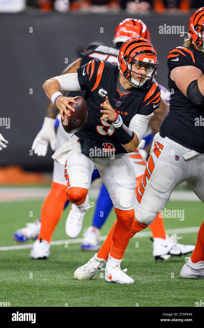 Cincinnati Bengals quarterback Joe Burrow (9) runs down the field from ...