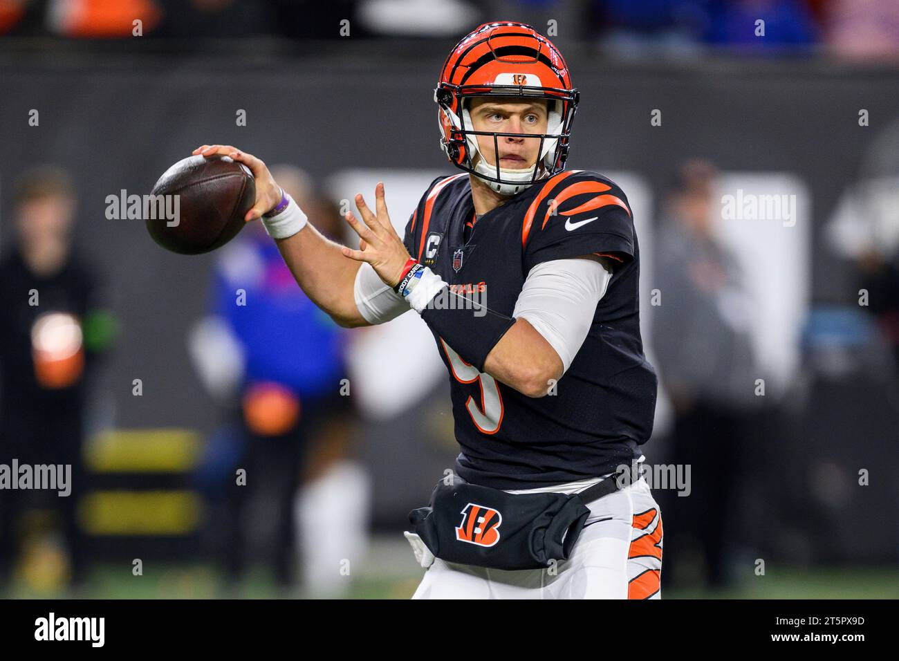 Cincinnati Bengals quarterback Joe Burrow (9) throws downfield during ...