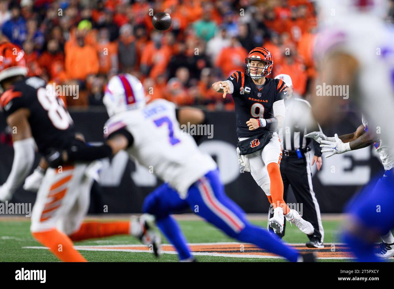Cincinnati Bengals quarterback Joe Burrow (9) throws downfield during ...