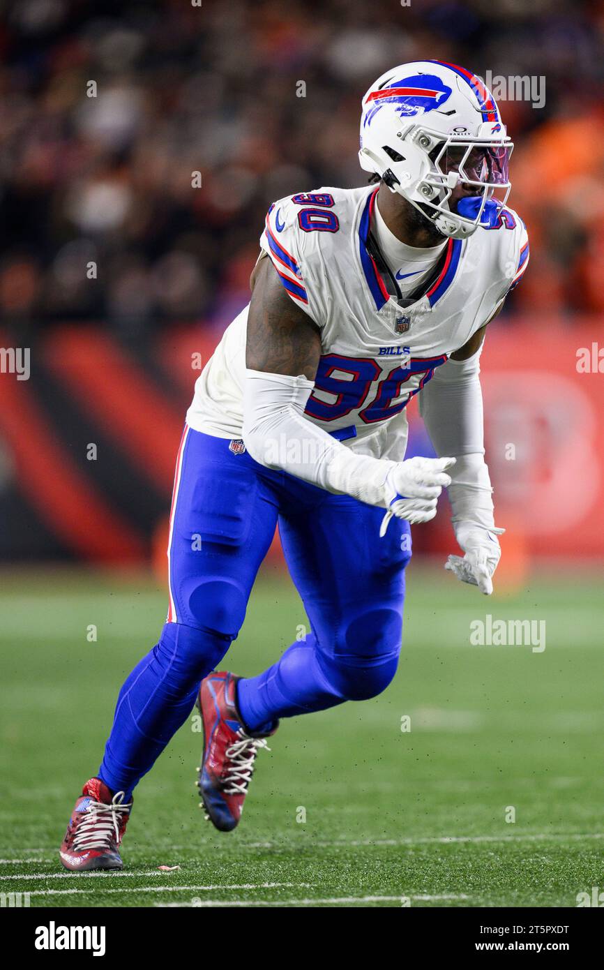 Buffalo Bills defensive end Shaq Lawson (90) lines up on defense during ...