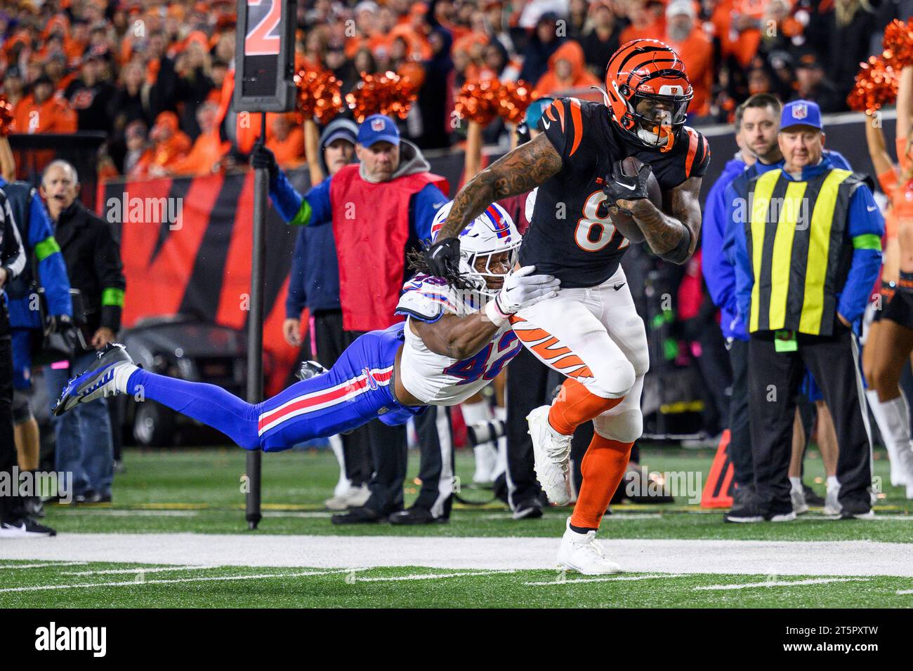 Cincinnati Bengals tight end Irv Smith Jr. (81) runs past Buffalo Bills ...