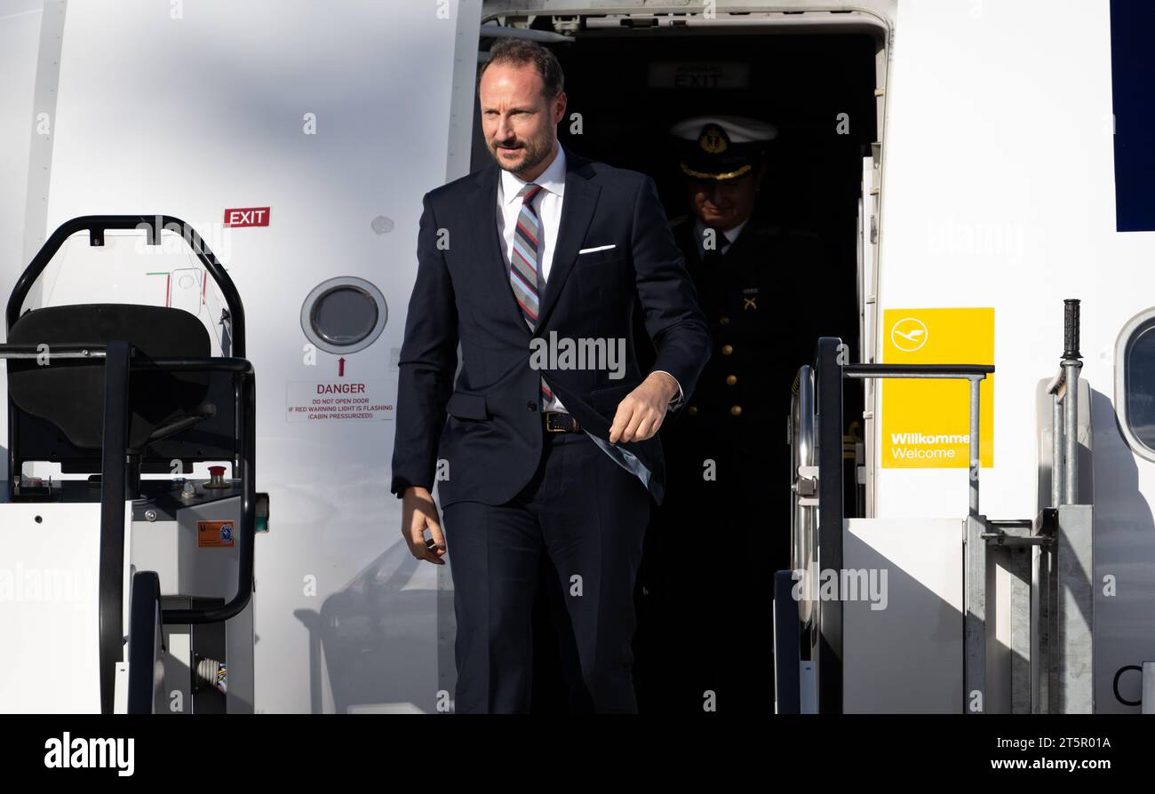 Munich, Germany. 06th Nov, 2023. Haakon, Crown Prince of Norway, disembarks from an airplane ...