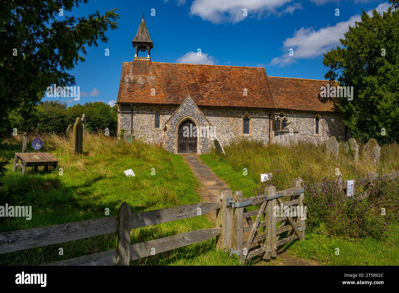 The church of St Laurence's Church, Leaveland Kent on a summer day ...