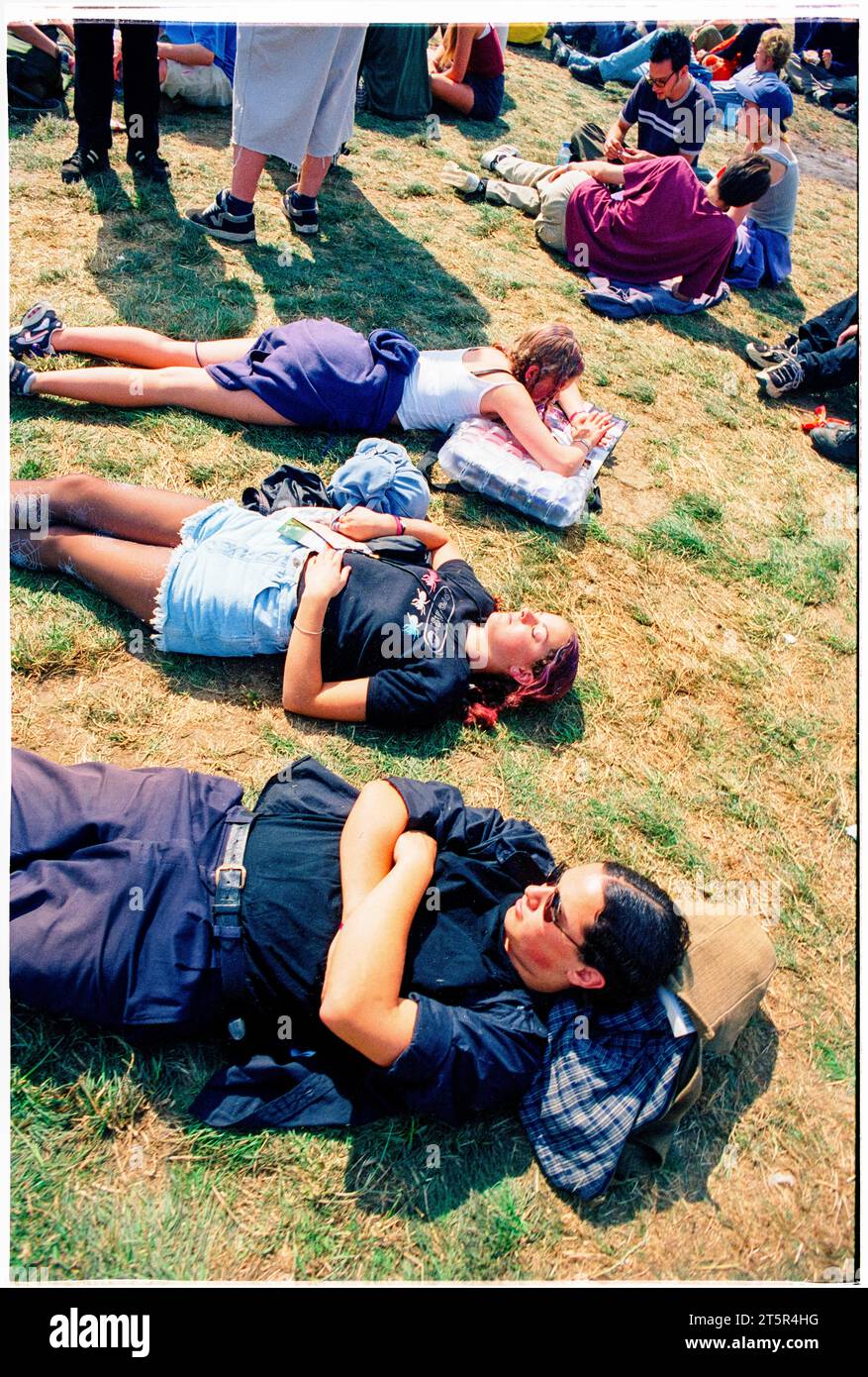 BRITPOP and ROCK FANS, READING FESTIVAL, 1998: The extreme heat and the ...