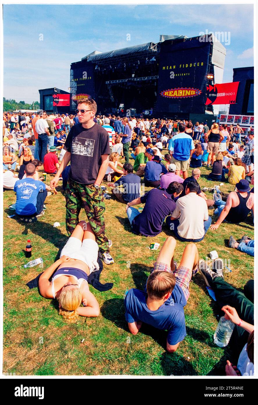 BRITPOP and ROCK FANS, READING FESTIVAL, 1998: Young friends share a ...
