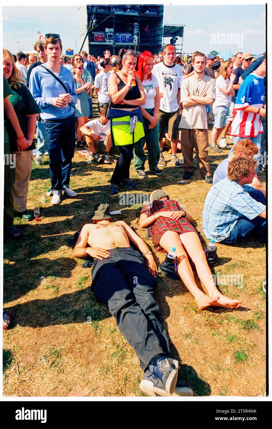 BRITPOP and ROCK FANS, READING FESTIVAL, 1998: The extreme heat and the ...