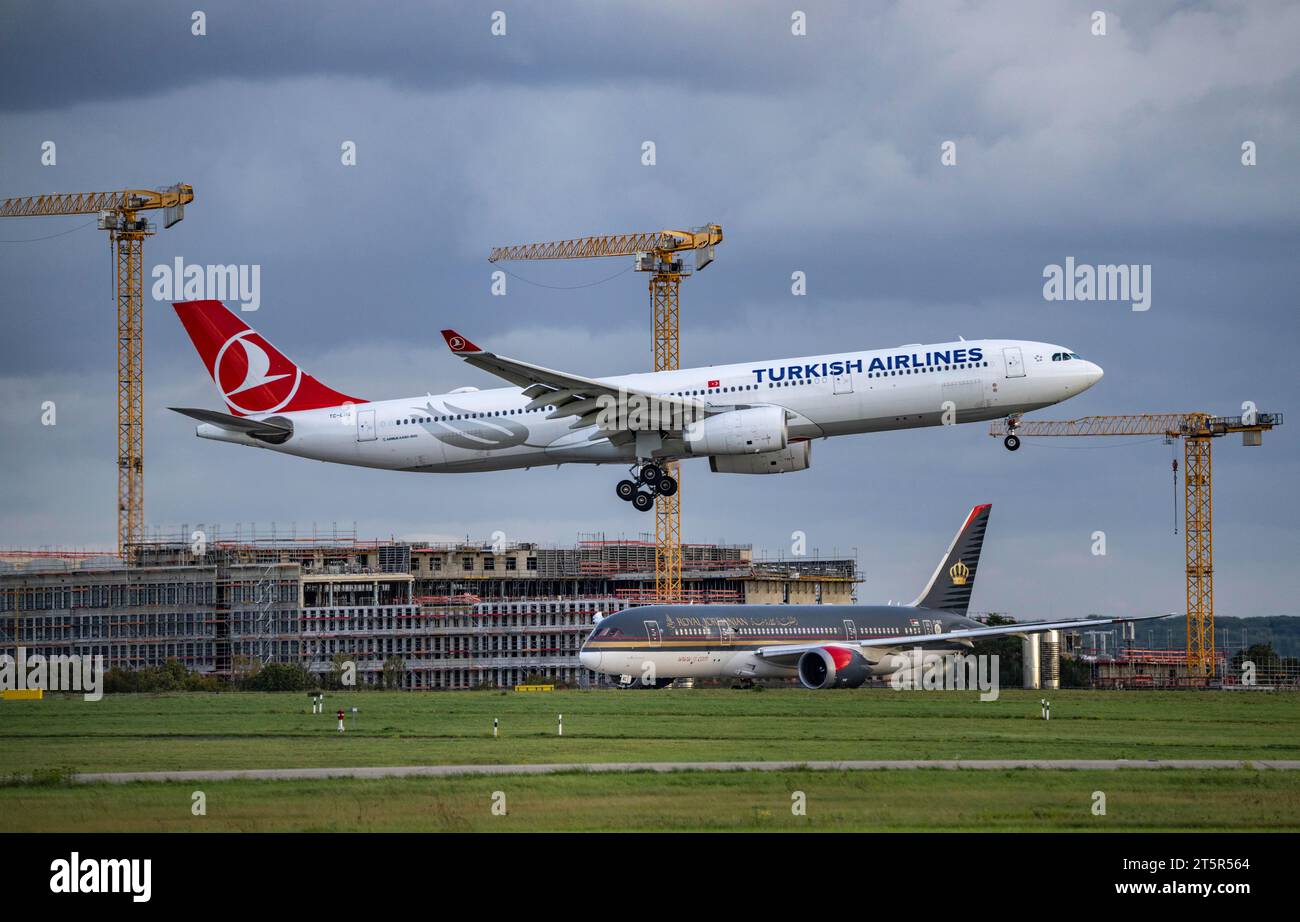 Turkish Airlines, Airbus, A330-300, TC-LOG, landing at Düsseldorf ...