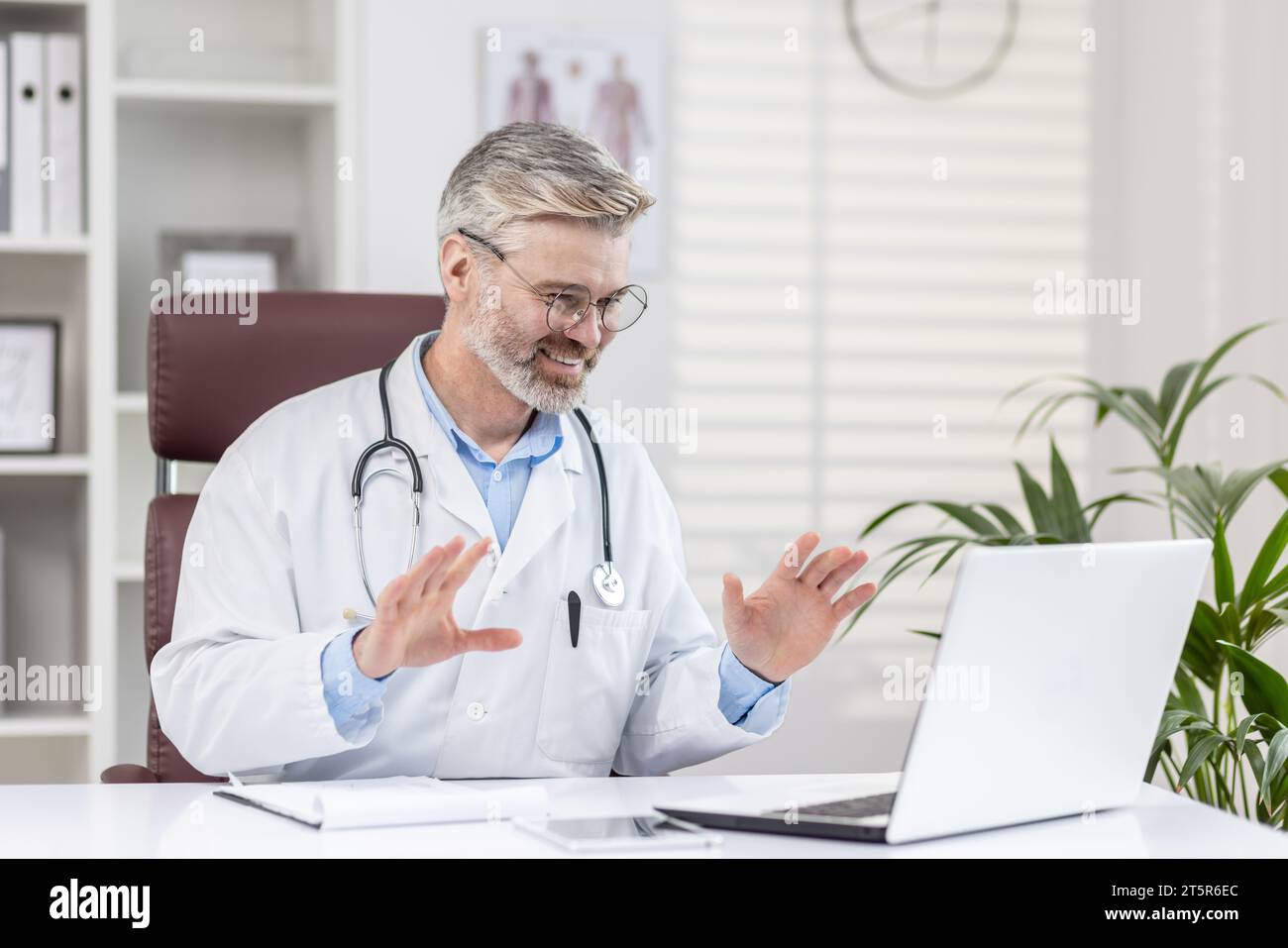 Male doctor table communicates hi-res stock photography and images - Alamy
