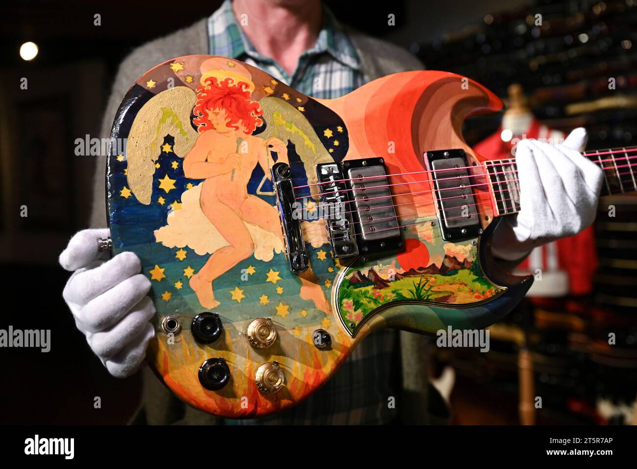 Photo by: NDZ/STAR MAX/IPx 2023 11/6/23 Eric Clapton's Fool guitar on ...