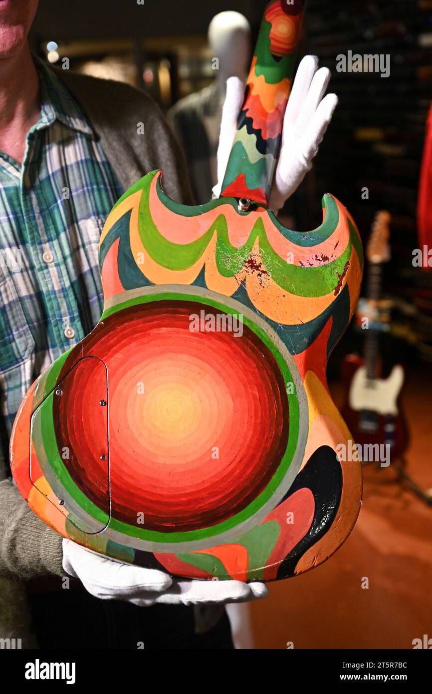 Photo by: NDZ/STAR MAX/IPx 2023 11/6/23 Eric Clapton's Fool guitar on ...