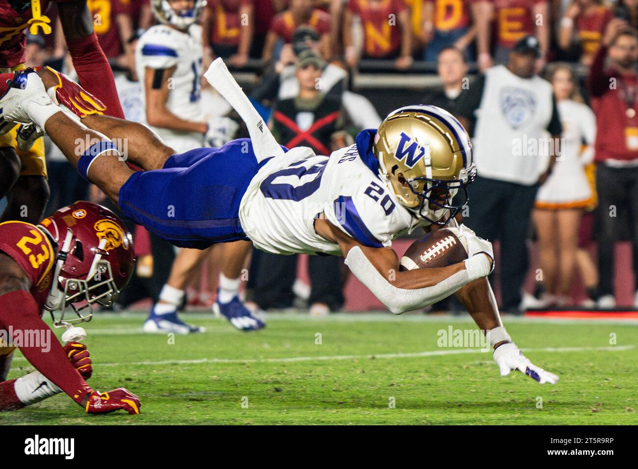 Los Angeles, United States. 04th Nov, 2023. Washington Huskies running ...