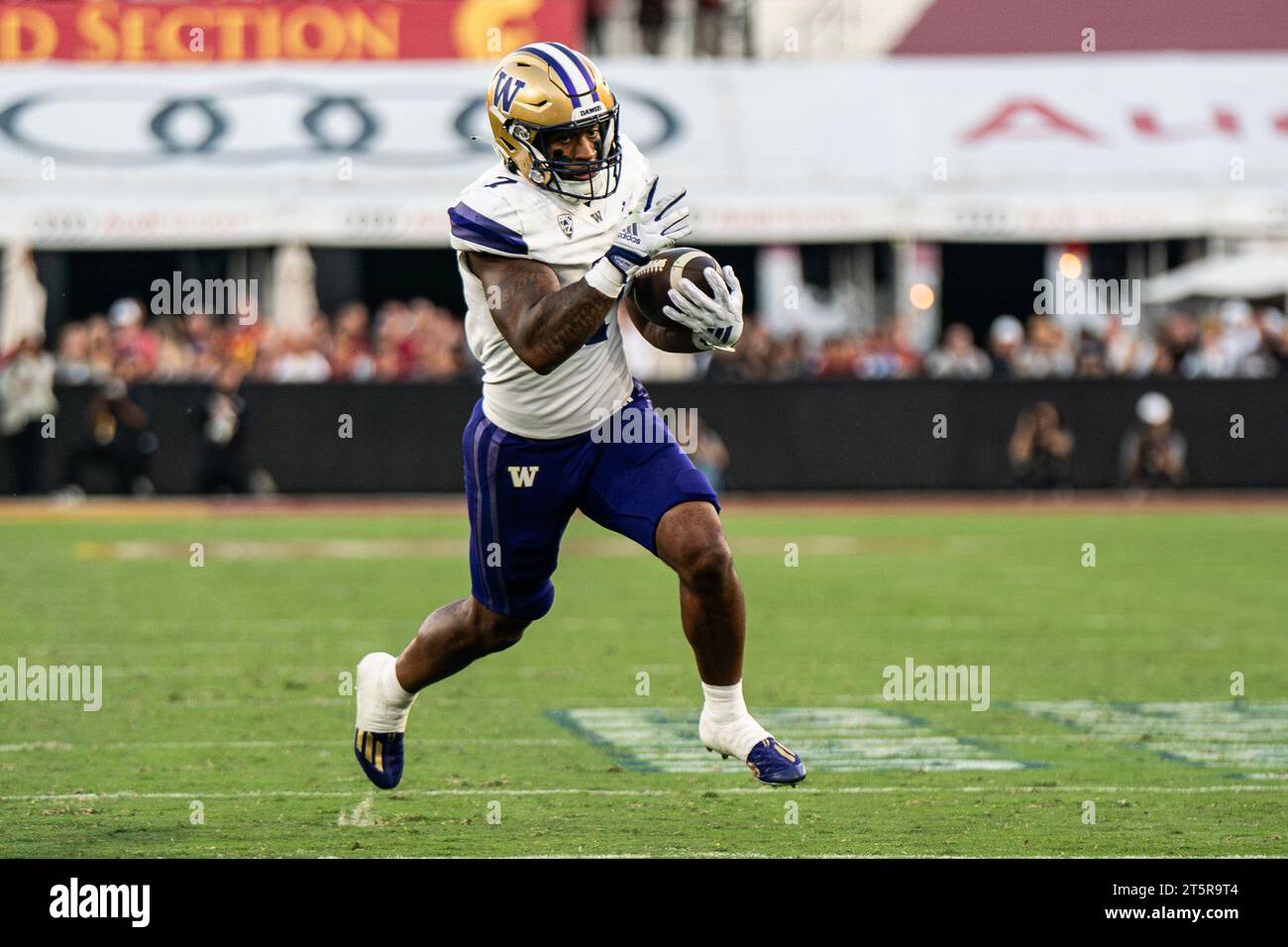 Los Angeles, United States. 04th Nov, 2023. Washington Huskies running ...