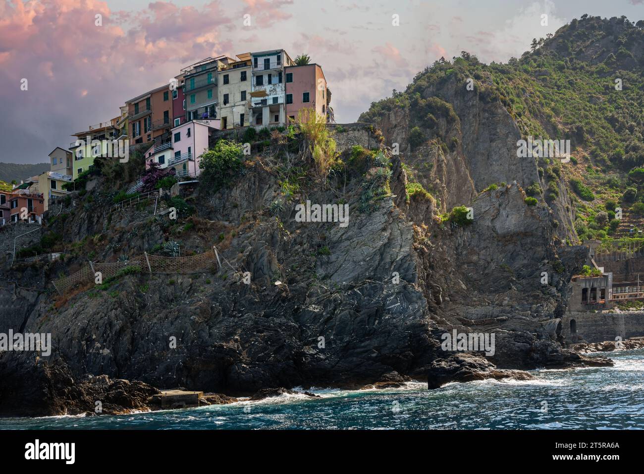 Manarola - italian town. Buildings on cliff. Italy, Cinque Terre ...