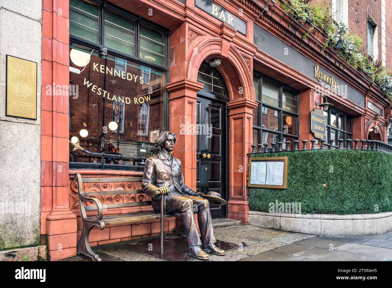 Oscar wildes statue hi-res stock photography and images - Alamy
