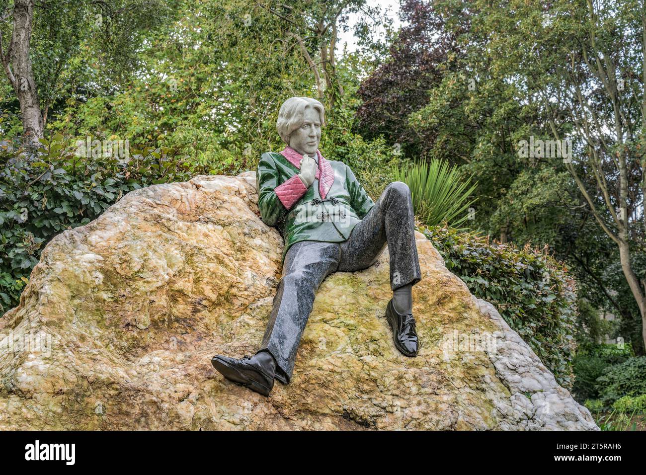 Statue of famed Irish writer Oscar Wilde by Danny Osbourne in Merrion ...
