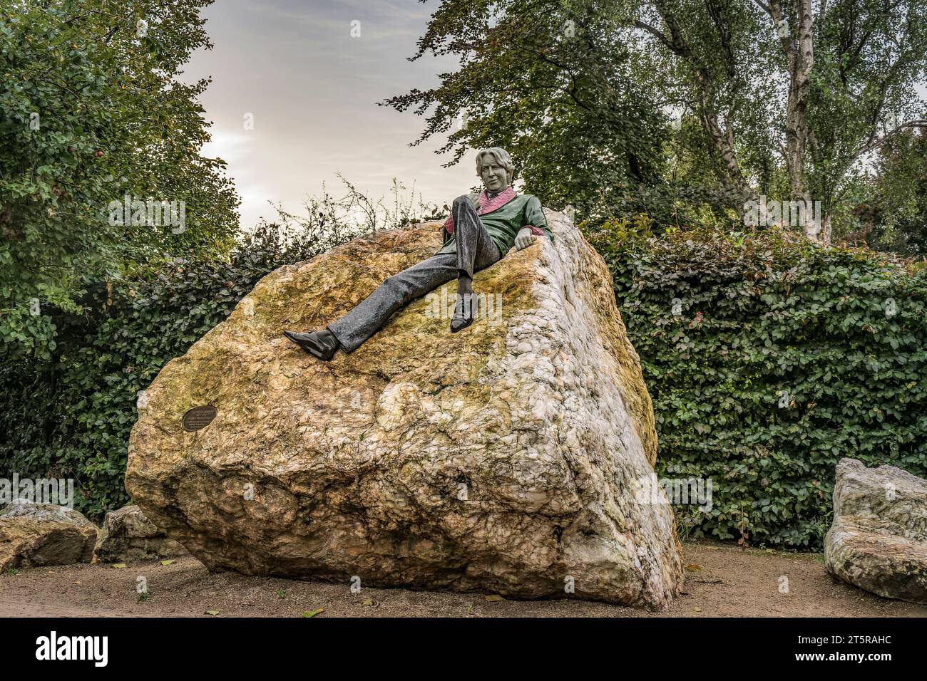 Statue of famed Irish writer Oscar Wilde by Danny Osbourne in Merrion ...