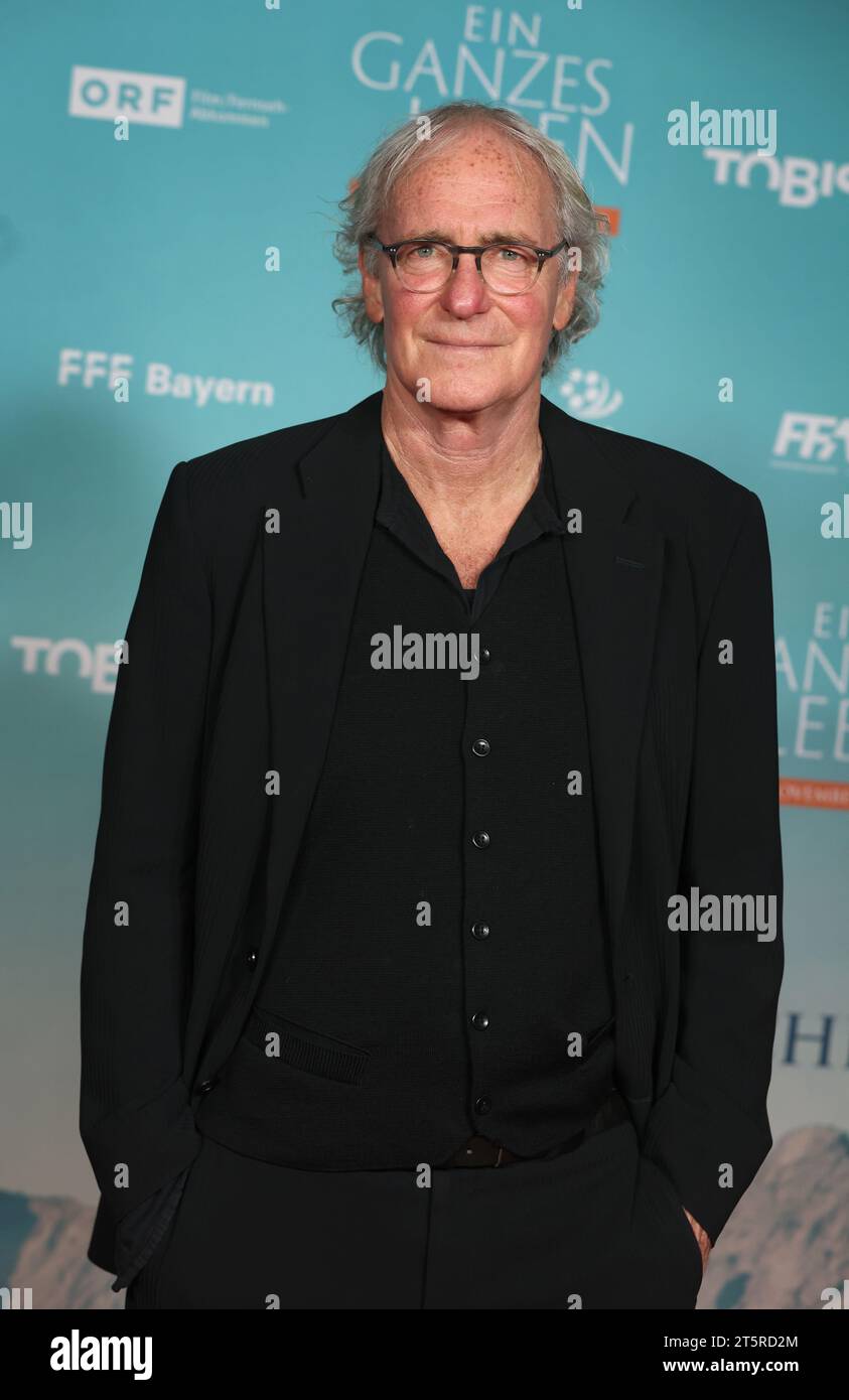 Munich, Germany. 06th Nov, 2023. Actor August Zirner stands on the red ...