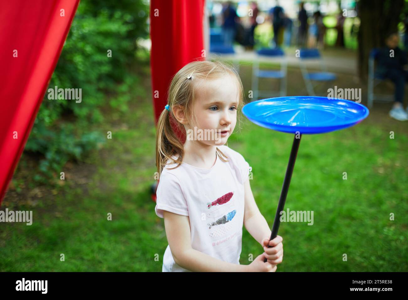 Plate spinning and circus hi-res stock photography and images - Alamy