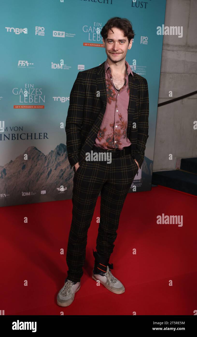 Munich, Germany. 06th Nov, 2023. Actor Valentin Mirow stands on the red ...