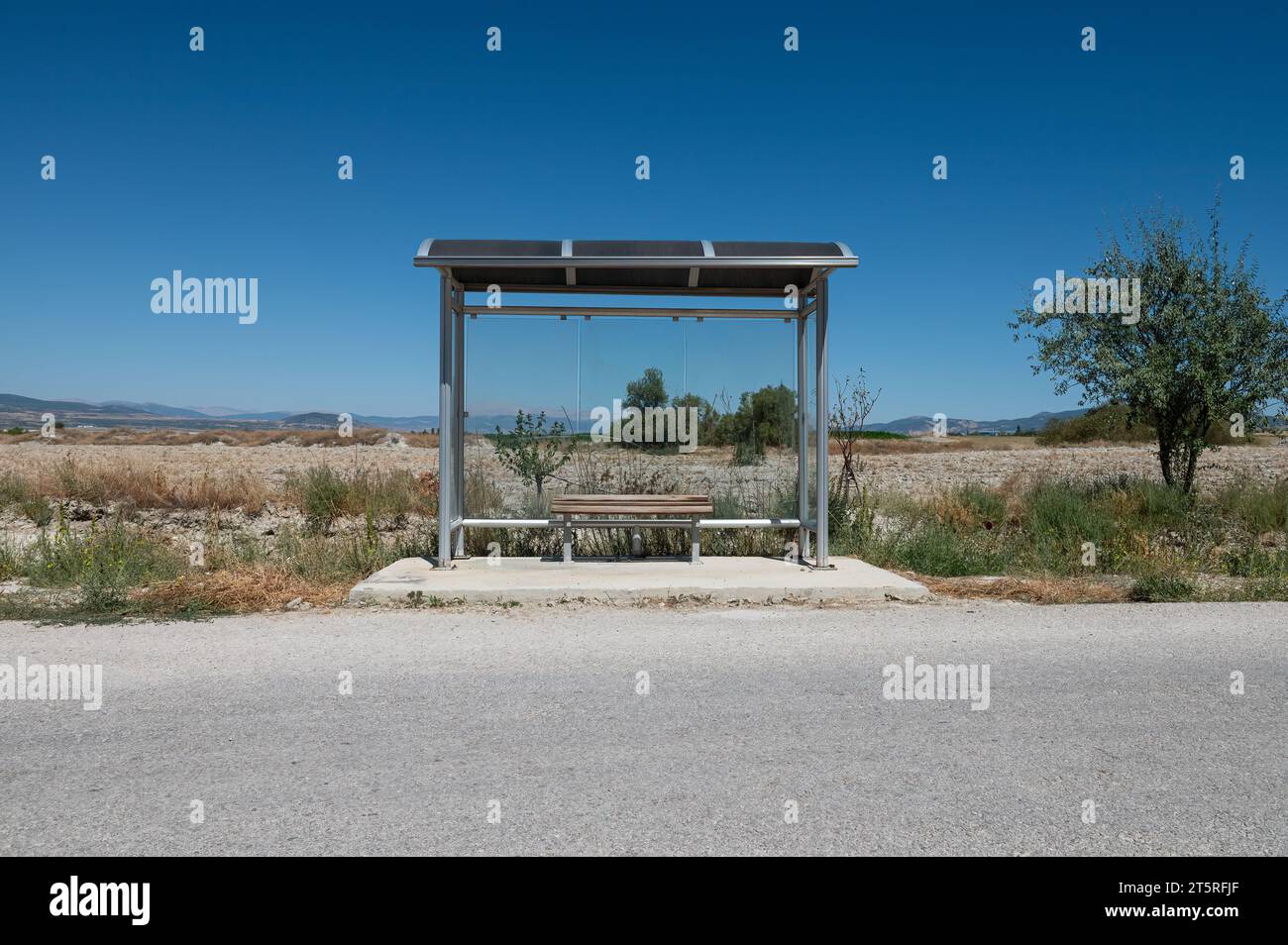 Bus stop by the roadside Stock Photo - Alamy