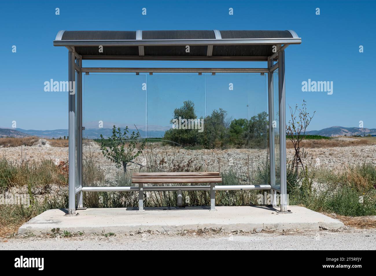 Bus stop by the roadside Stock Photo - Alamy