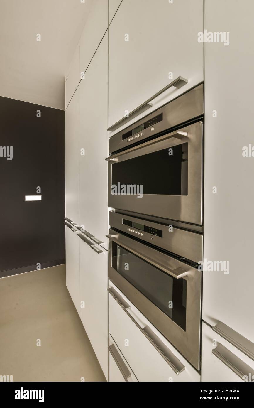 Two wall ovens hi-res stock photography and images - Alamy
