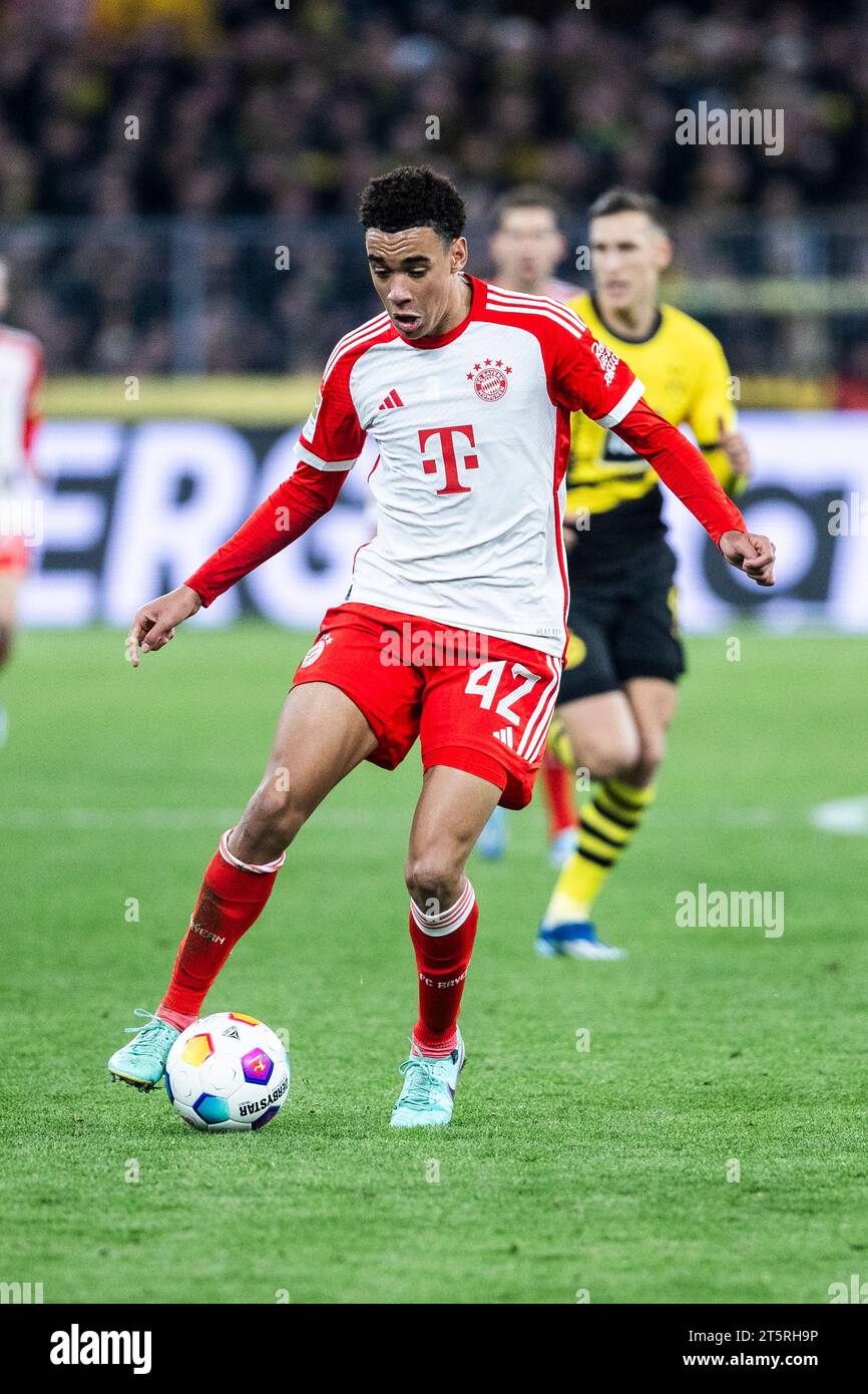 Dortmund, Signal-Iduna-Park, 04.11.23: Jamal Musiala (München) am Ball ...
