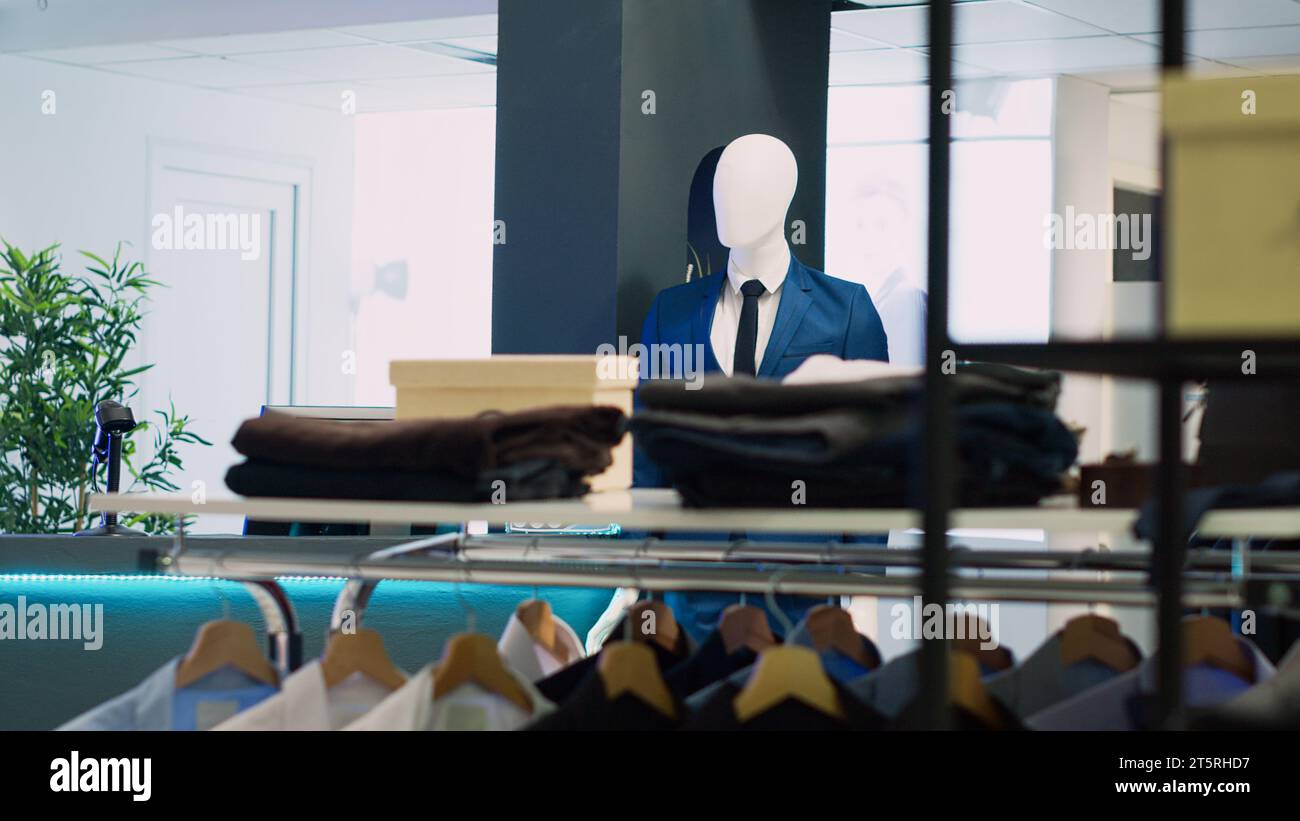Empty retail store filled racks hi-res stock photography and images - Alamy