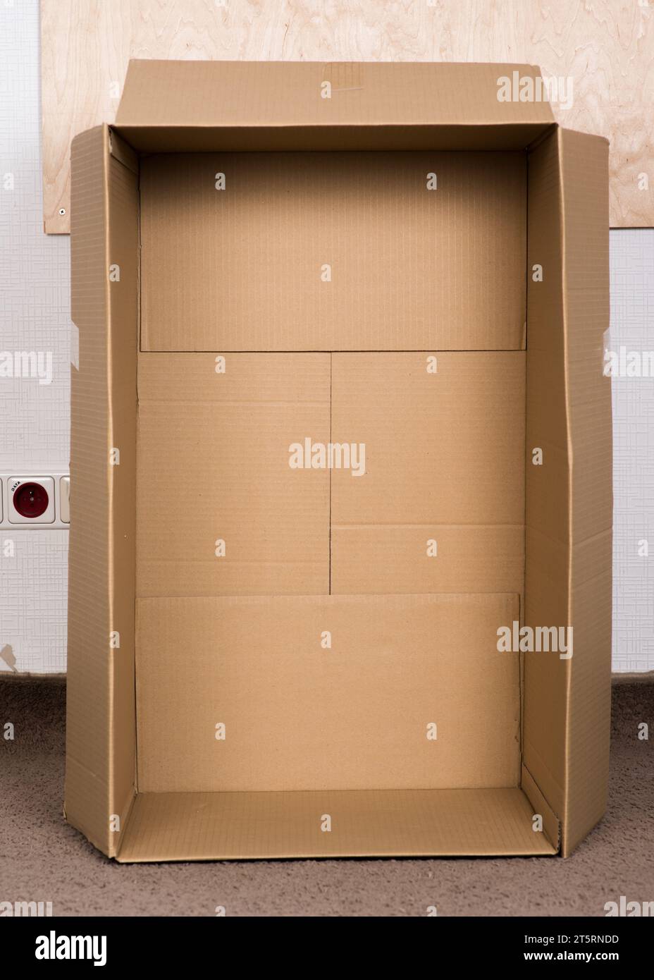 Cardboard packing hi-res stock photography and images - Alamy