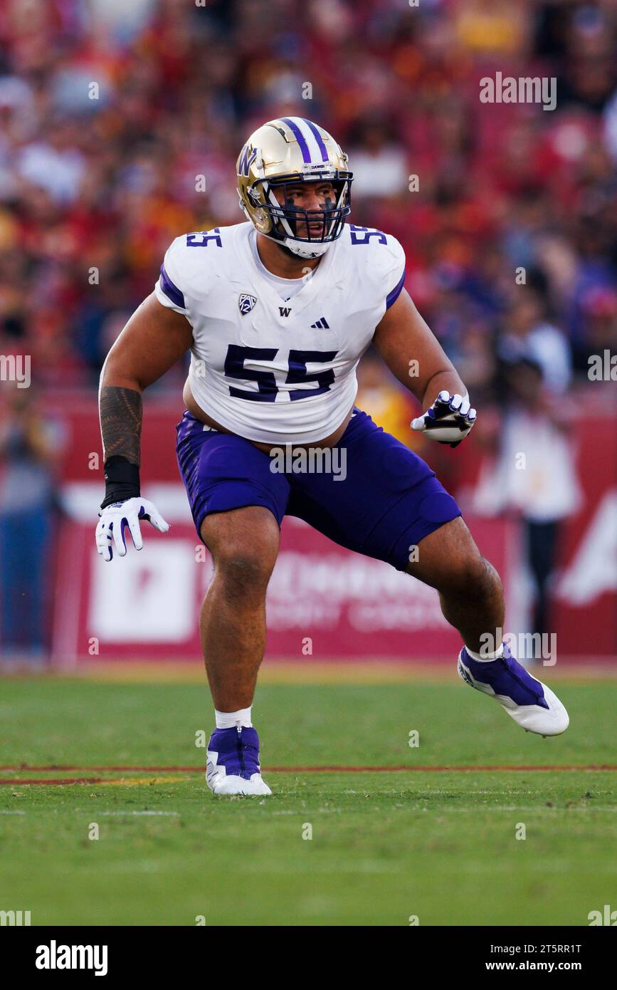 Washington Huskies offensive lineman Troy Fautanu (55) blocks during an ...
