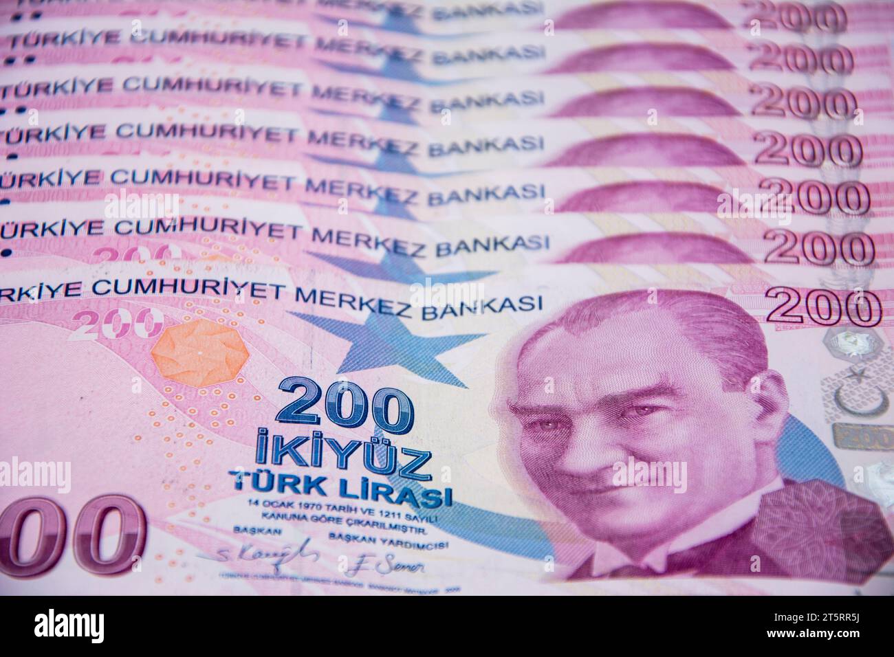 200 Turkish Liras arranged from top to bottom Stock Photo - Alamy